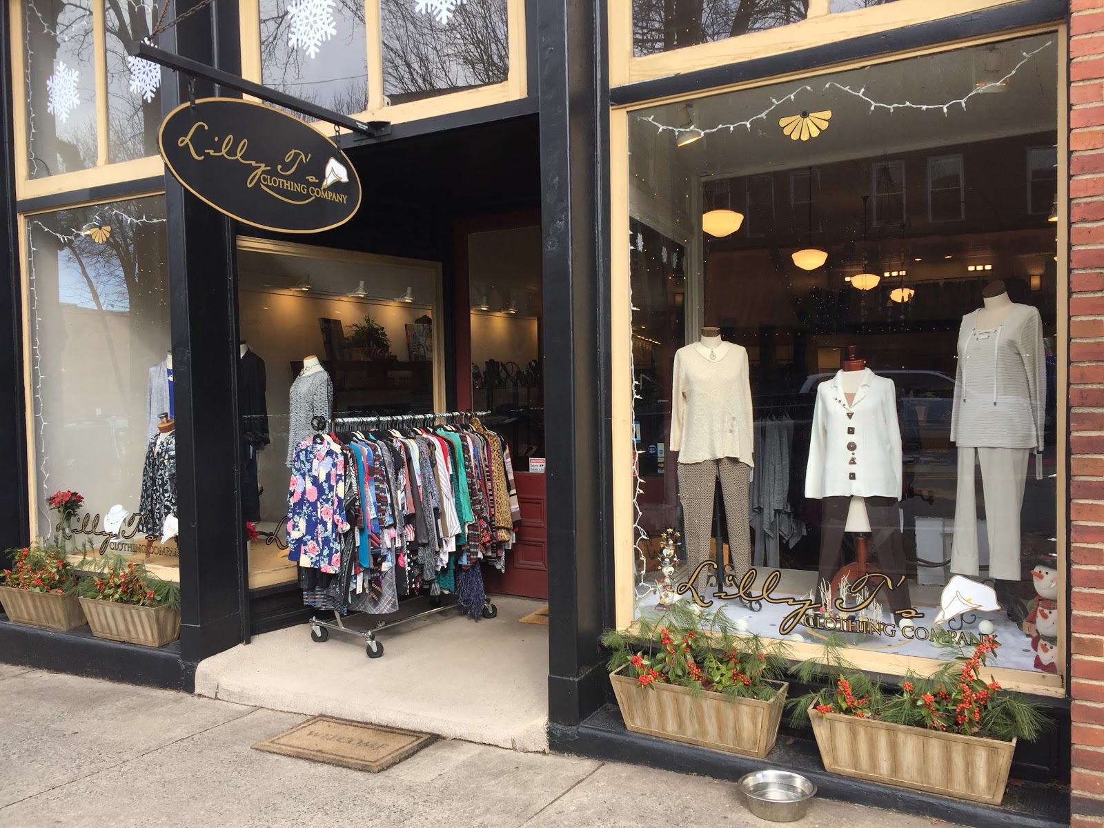 Lilly T's Clothing Co. - Roamly Getaways